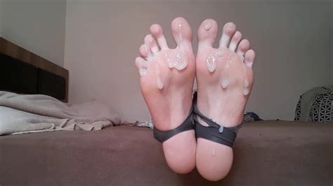 발바닥 사이에 큰 하중을 문지르는 발에 정액 sonia purple xHamster