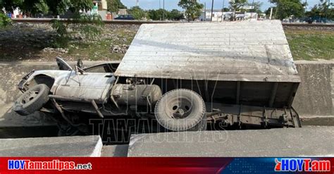 Hoy Tamaulipas Camioneta De Tres Toneladas Y Media Derrapa Vuelca Y