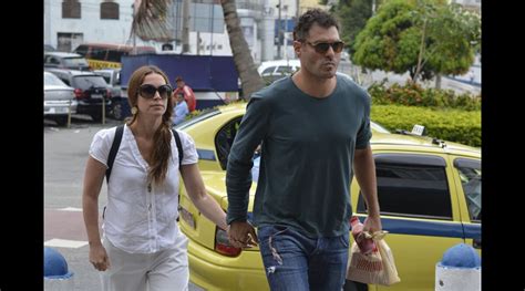 Foto Vanessa Lóes e Thiago Lacerda chegam de maõs dadas ao enterro a