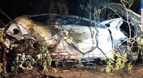 L Auto Si Schianta Contro Un Albero E Prende Fuoco 22enne Morto