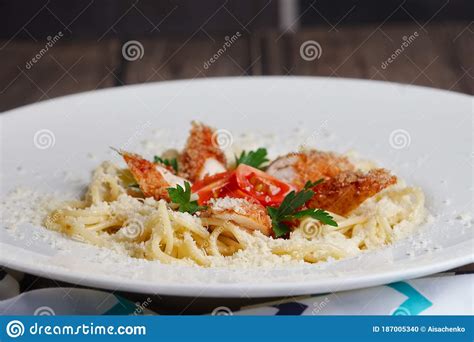Espaguete Tomate De Galinha E Queijo Foto De Stock Imagem De
