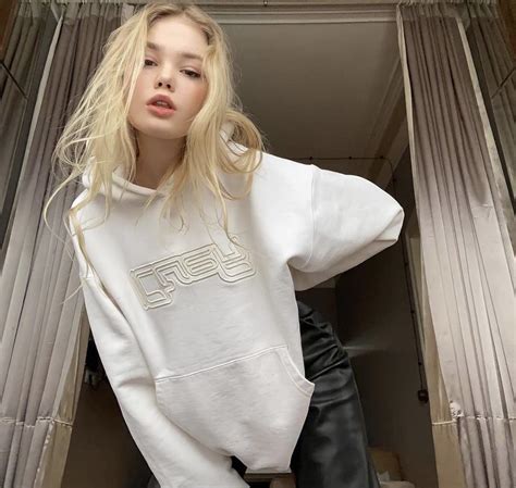 Pov Young Russian Babe Coming Over To Suck Your Cock Scrolller