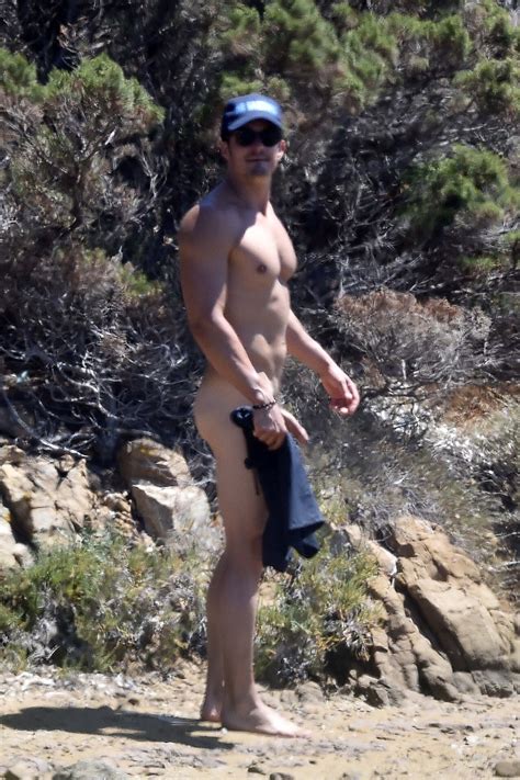 Omg He S Naked Orlando Bloom On A Paddle Board Omg Blog