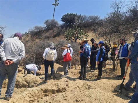 Colectivo de buscadoras halla fosa clandestina con restos óseos y prendas