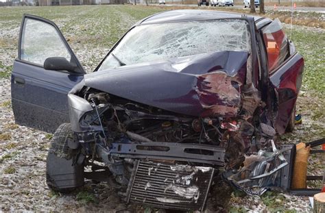 Ho Owno Auto Zderzy O Si Z Drzewem Wyl Dowa O Kilkana Cie Metr W