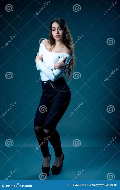 La Brune Sexy Dans Le Noir Avec La Haute a Gîté Des Chaussures Des