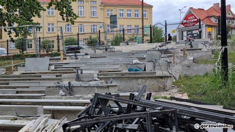 Fotoreportaż Przebudowywane schody w parku Róż