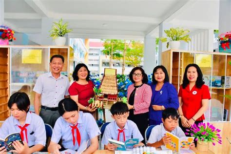 Trao tặng tủ sách Kỹ năng sống và tặng học bổng cho học sinh nghèo