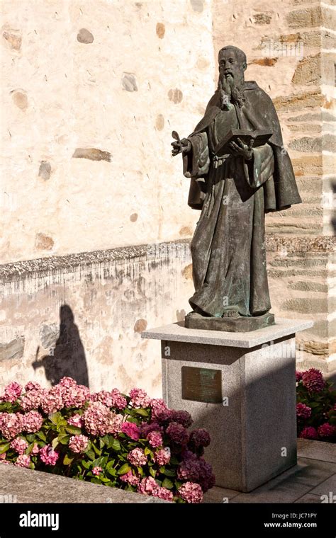 Estatua De Bronce De San Lorenzo De Brindisi En El Monasterio De La