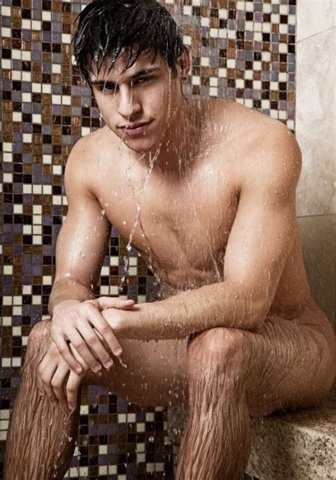 Tus Hombres Desnudos En La Regadera Mojandose