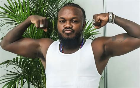 Rapper Djonga Fica S De Cueca Ap S Roupa Pegar Fogo Durante Show