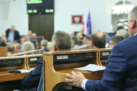 Senat przyjął bez poprawek ustawę o SN Masowe protesty w całej Polsce
