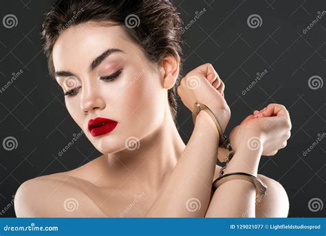 Mujer Desnuda Sensual Joven En Esposas Imagen De Archivo Imagen De