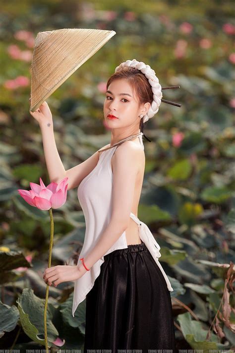 Full 30 Ảnh Áo Yếm Sexy Thả Rông Bên Hồ Sen Cực Đẹp anhgaixinh fan
