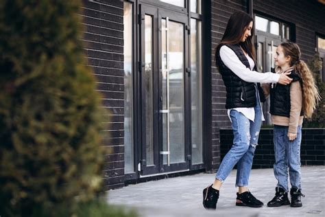 Mère avec fille posant dans la rue Photo Gratuite