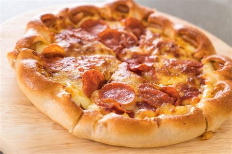 Pizza De Pepperoni Casera En Plato De Madera Foto Premium