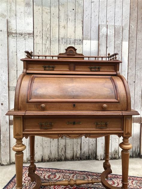Escritorio holandés estilo renacentista de caoba década de 1870 en