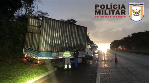 Itaúna Caminhão bate em barranco e deixa motorista ferida na MG 050