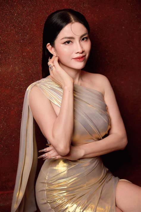 Diện váy bó sát CEO Vũ Thị Minh Hương vẫn chặt đẹp nhờ vóc dáng