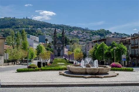 Vista da igreja e uma grande praça em frente na cidade portuguesa de