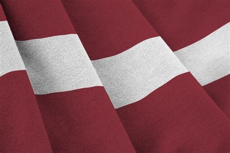 Bandeira da letônia grandes dobras acenando sob a luz do estúdio