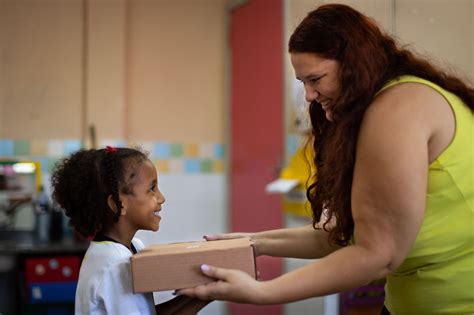 Alunos Da Rede Municipal De Volta Redonda Recebem Uniformes Material E