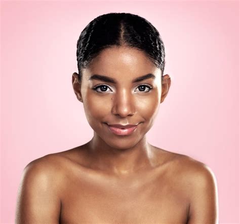 Portrait De Femme Soins De La Peau Et Visage Sur Fond Rose Studio Et