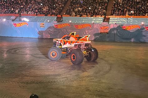 Hot Wheels Monster Trucks Live Glow Party Review