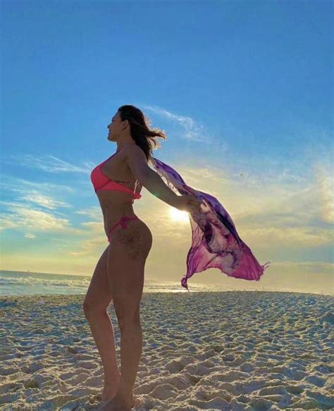 Sbt Tv Na Praia Sheila Mello Ostenta Corpa O Em Foto De Biqu Ni