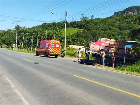 BATIDA ENTRE MOTO E CAMINHÃO DEIXA UMA PESSOA FERIDA EM NAVEGANTES
