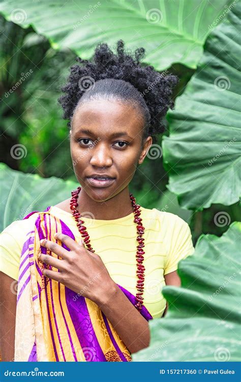 Afrikanische Frau Im Dschungel Drückte Ihre Hand Auf Brust