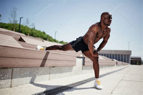 Atleta De Piel Oscura Con Un Torso Desnudo Hace Un Ejercicio Para