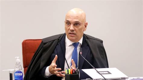 Moraes dá 5 dias para PGR se manifestar sobre ida de Bolsonaro à embaixada