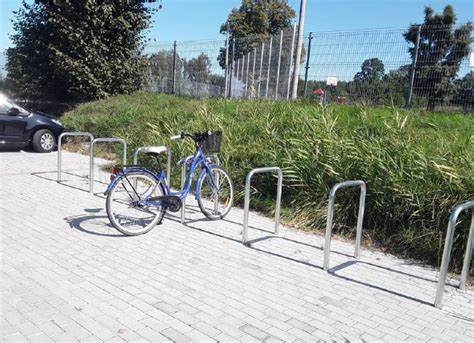 Przy stacjach kolejowych powstaje coraz więcej stojaków rowerowych Oto