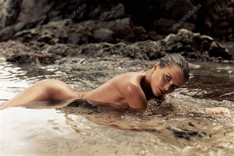 Mujer Sexy Posando Desnuda En La Playa Cuerpo Delgado Perfecto Gran