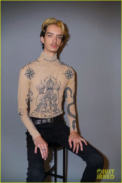 Dark Phoenix S Kodi Smit Mcphee Poses For Photos Ahead Of The Movie S