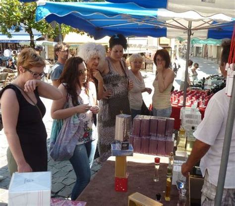 La foule des grands jours dans les rues commerçantes Nevers 58000