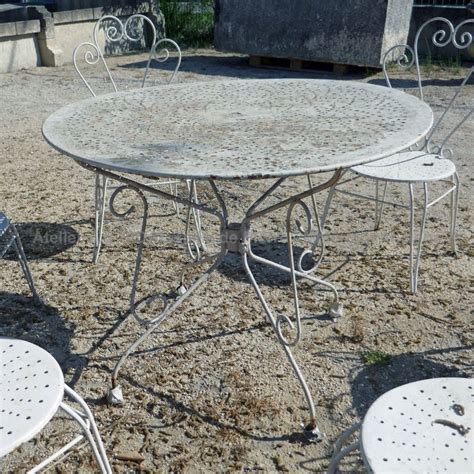 Pneu Sexuel Personnification Table Ext Rieur En Fer Des Ordures