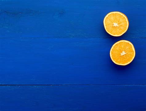 Dos Mitades De Naranja Jugosa Madura En Un Oscuro Foto Premium