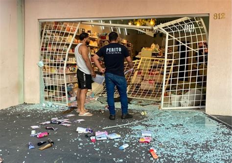 Vídeo Criminosos invadem loja caminhonete