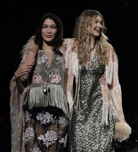 Photo Gigi Hadid avec sa soeur Bella au défilé Anna Sui lors de la
