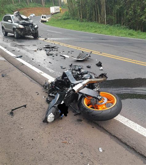 Batida Frontal Entre Carro E Moto Deixa Jovem Ferimentos Graves Na