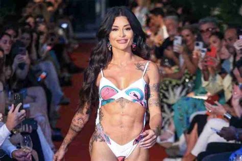 Aline Campos exibe corpão em desfile de marca de luxo no Rio