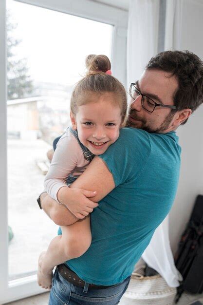 Padre celebrando el día del padre con su hija Foto Gratis