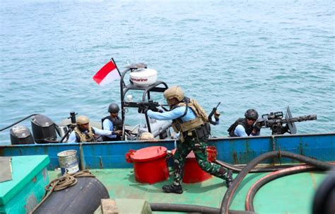 Pasukan Khusus TNI AL Merangsek Ke Atas Kapal Secara Senyap