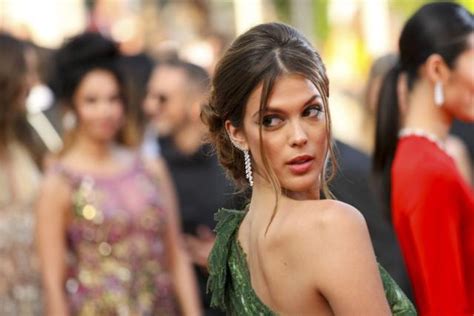 Iris Mittenaere En Sous V Tements Elle D Voile Son Corps Dans Une