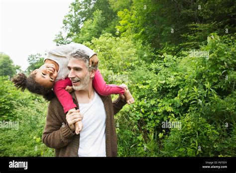 Papa avec sa fille sur les epaule Banque de photographies et dimages à