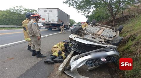 Mulher é socorrida após carro capotar entre Italva e Itaperuna SF