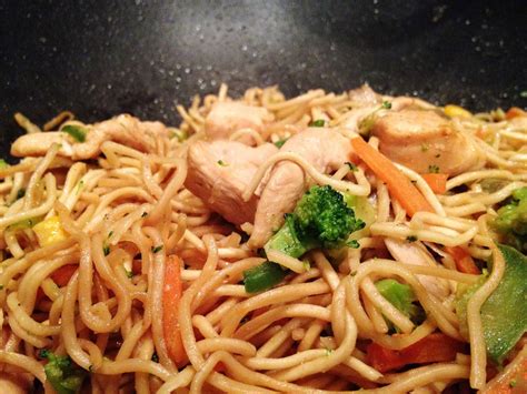 Wok de nouilles chinoises aux légumes et poulet sauce soja et