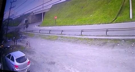 Vídeo mostra carro placas de Curitiba despencando de viaduto